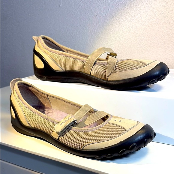 Clarks | Shoes | Clarks Privo Cream And Black Flats With Cushioned Sole ...